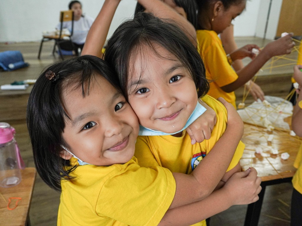 Dignity For Children Foundation - Chinese | 通过教育打破贫困的恶性循环。